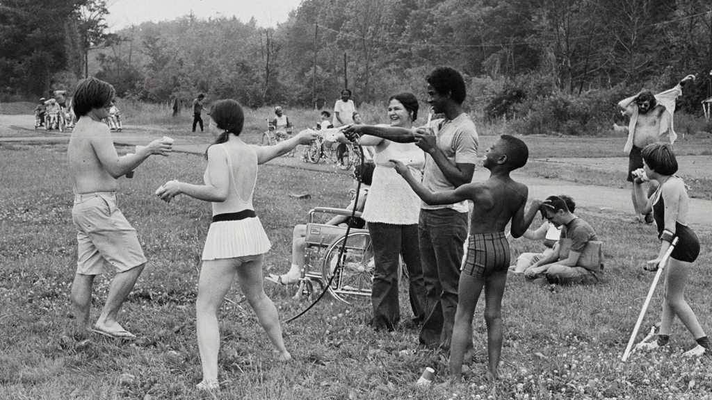 Особый лагерь: Революция инвалидности / Лагерь Крип / Crip Camp (Джеймс ...